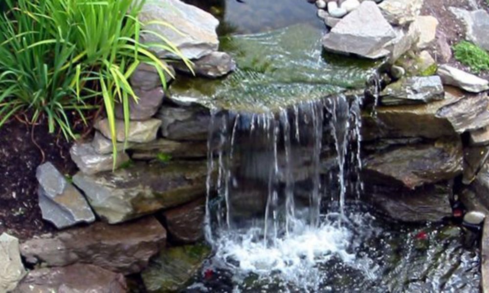 Installer une cascade de jardin : comment procéder ? - Les Copeaux